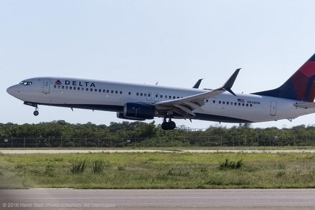 Boeing 737-900 photos