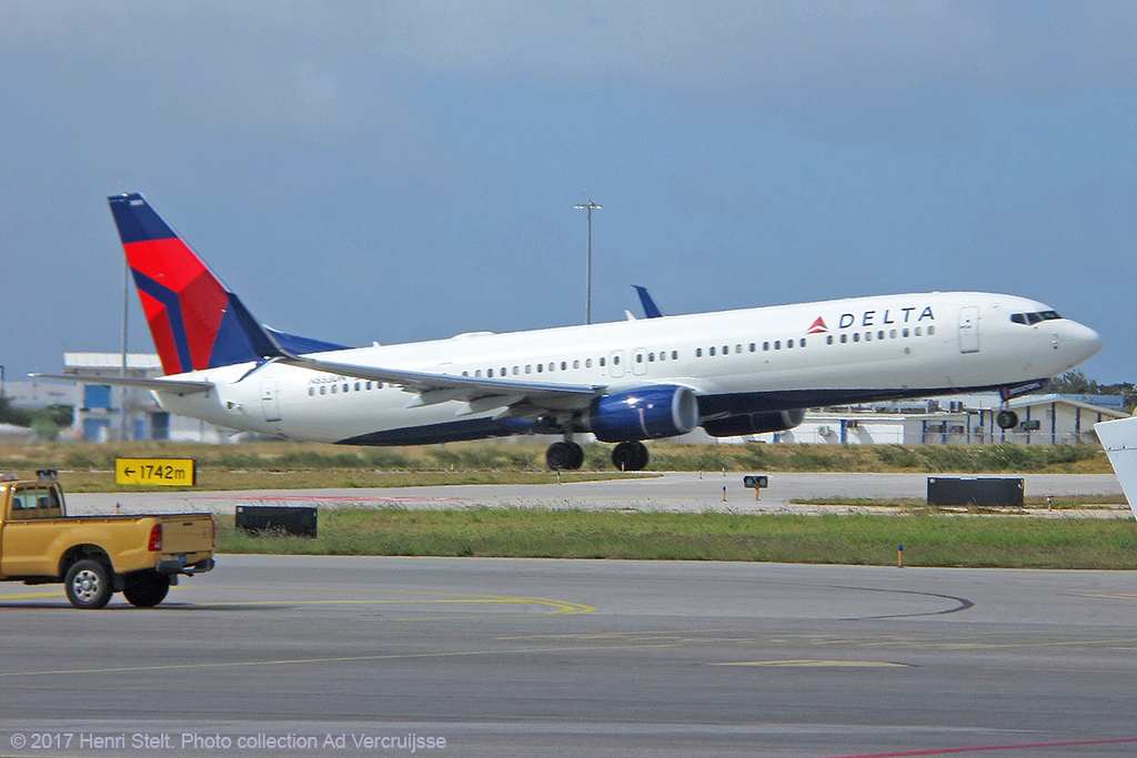 Boeing 737-900 photos