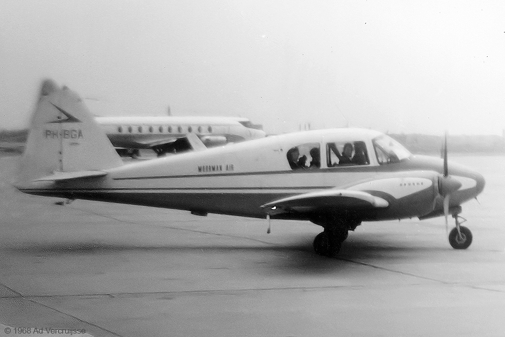 Piper PA-23 Apache photos